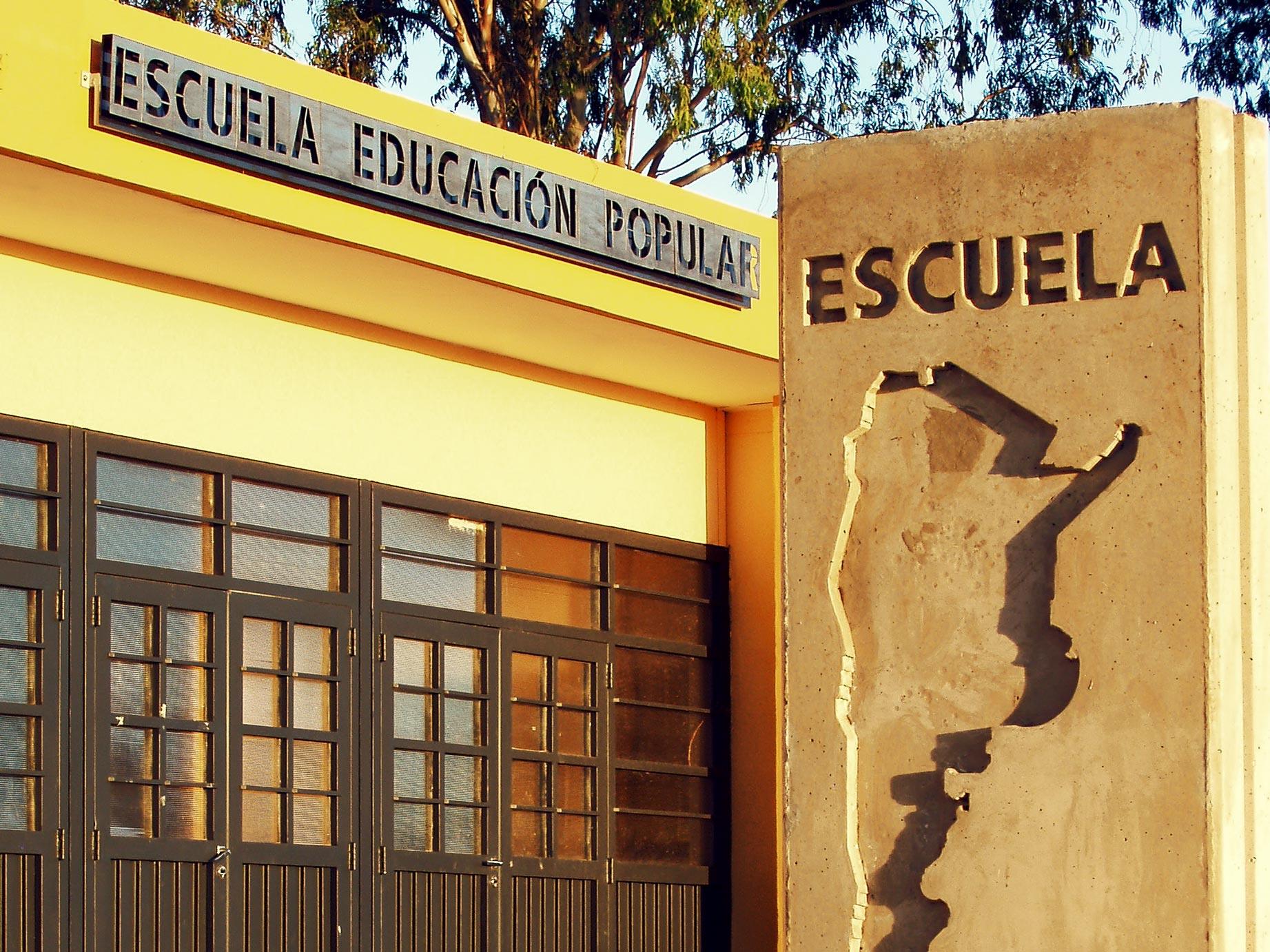 Más Escuelas. Diseño integral de identidad institucional. - FontanaDiseño